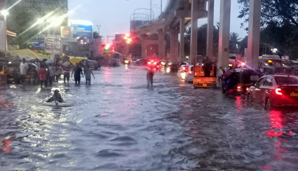 Sudden Downpour Floods Pune and Pimpri Chinchwad, Disrupting Traffic and Daily Life - Punekar News