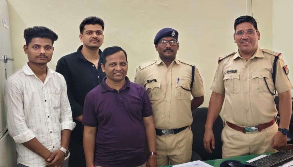 RPF Pune Recovers and Returns Lost Passenger Bag Worth Rs 3.74 Lakh Under ‘Operation Amanat ...
