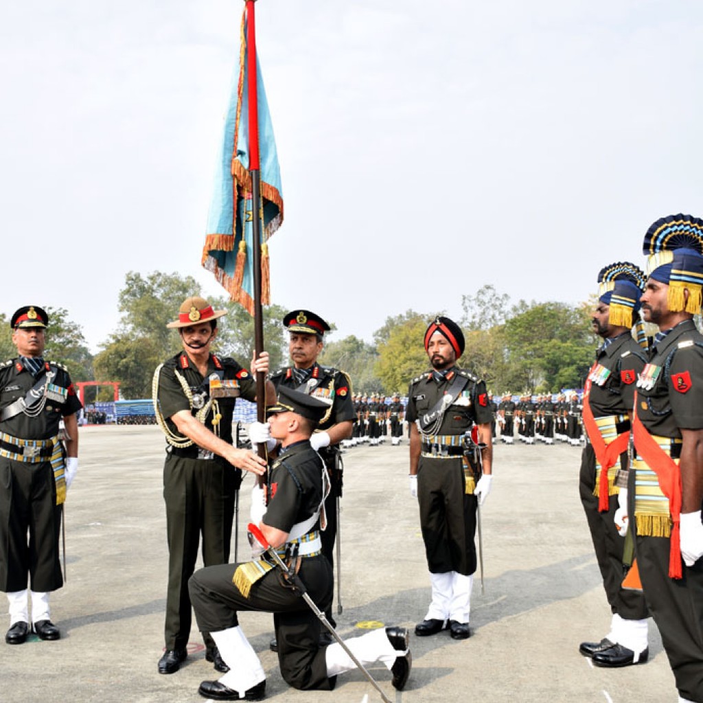 COAS presentes President’s Colours to the corps of signals - Punekar News