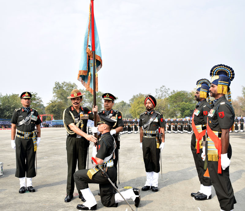 COAS presentes President’s Colours to the corps of signals - Punekar News