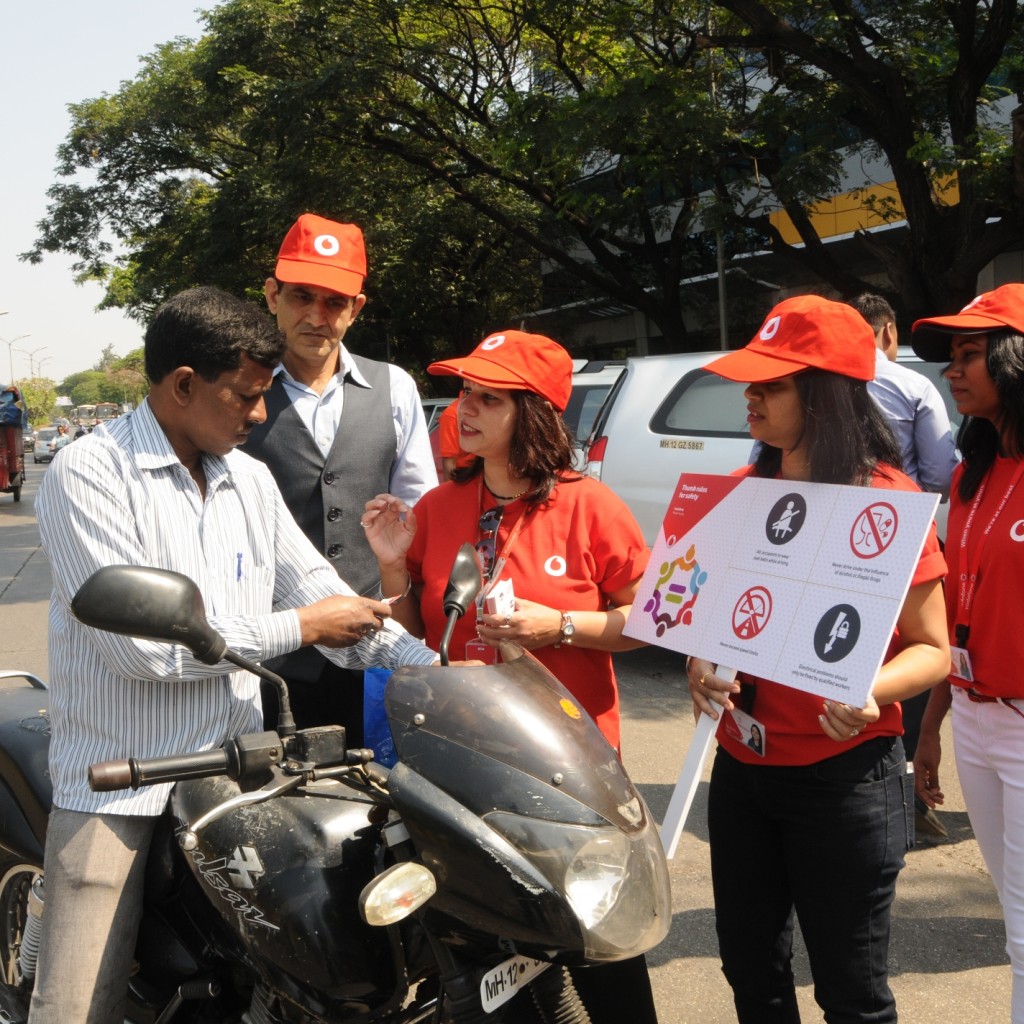 VODAFONE WOMEN EMPLOYEES AND PUNE TRAFFIC POLICE SPREAD THE MESSAGE OF ...