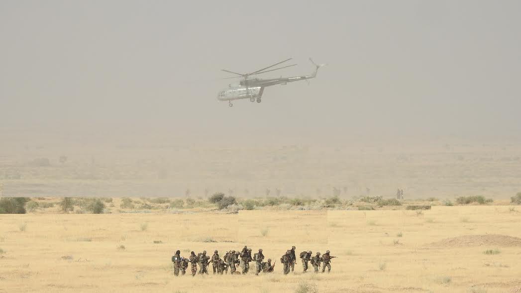 ARMY CARRIES OUT SPECIAL HELIBORNE EXERCISE IN THE DESERTS WITH LATEST ...
