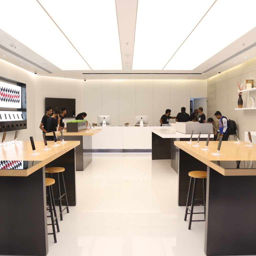 OnePlus opens first offline store in Pune as it furthers its offline ...