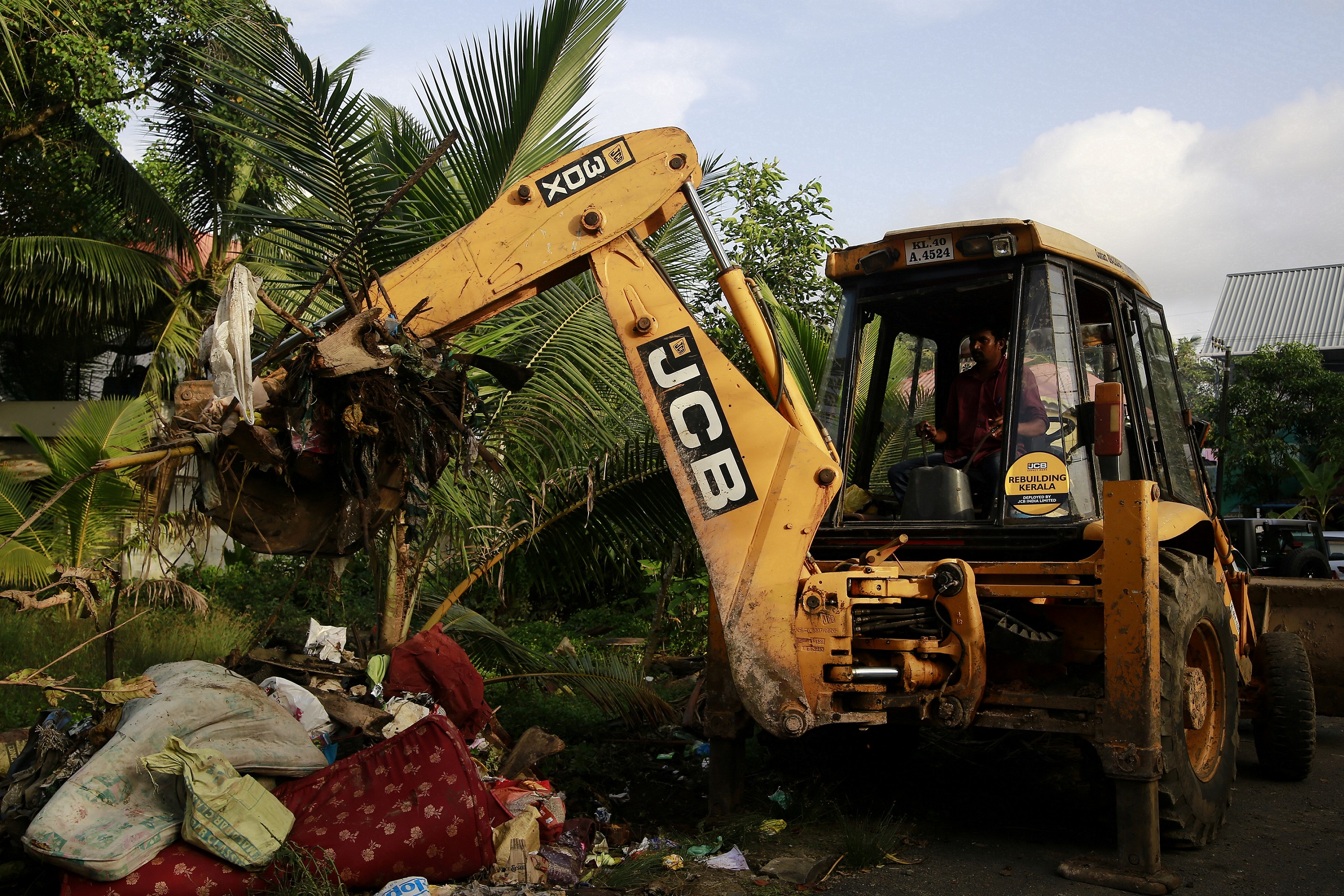 JCB India working along with Local Administration in re-building Kerala ...