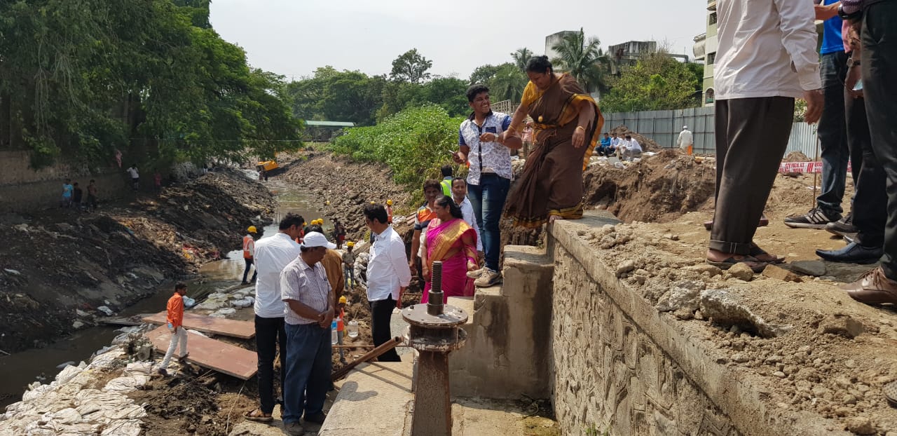 MP Anil Shirole visits affected area of Mutha Canal wall collapse ...