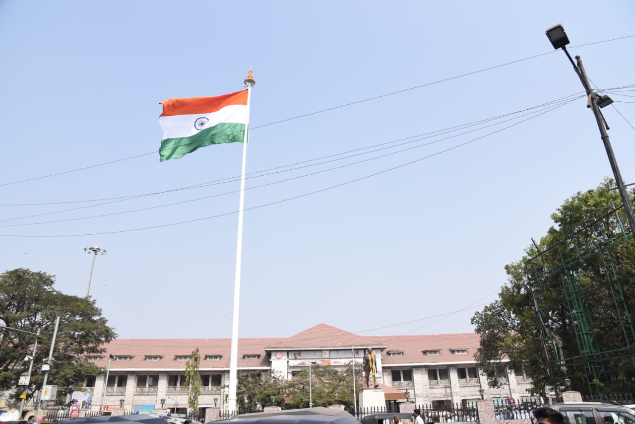 100 feet high Tricolor hoisted at Pune railway station - Punekar News