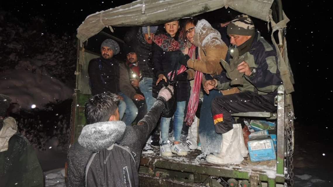 INDIAN ARMY RESCUES STRANDED TOURISTS IN NORTH SIKKIM - Punekar News INDIAN ARMY RESCUES STRANDED TOURISTS IN NORTH SIKKIM - Punekar News