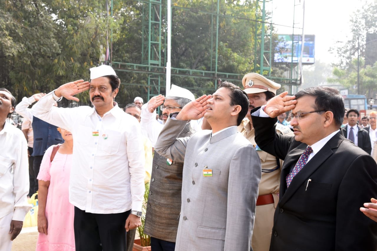 100 feet high Tricolor hoisted at Pune railway station – Punekar News