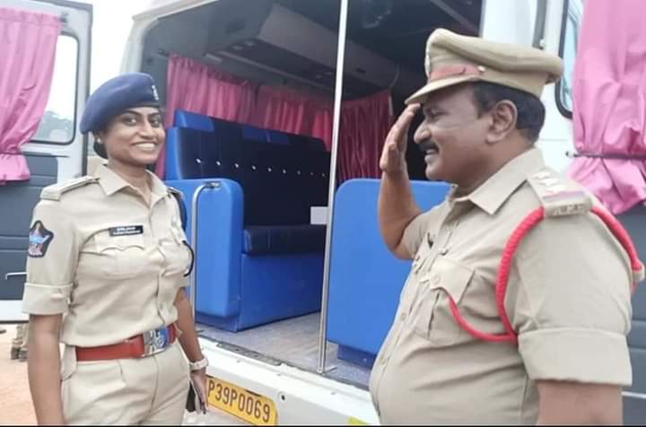 Circle Inspector Salutes His DySP Daughter On Duty, Photo Goes Viral ...