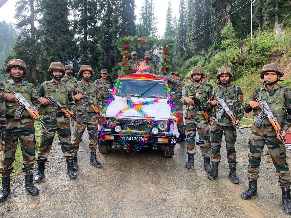 Army Jawans Welcome Lord Ganesh In Traditional Manner In Kashmir's ...