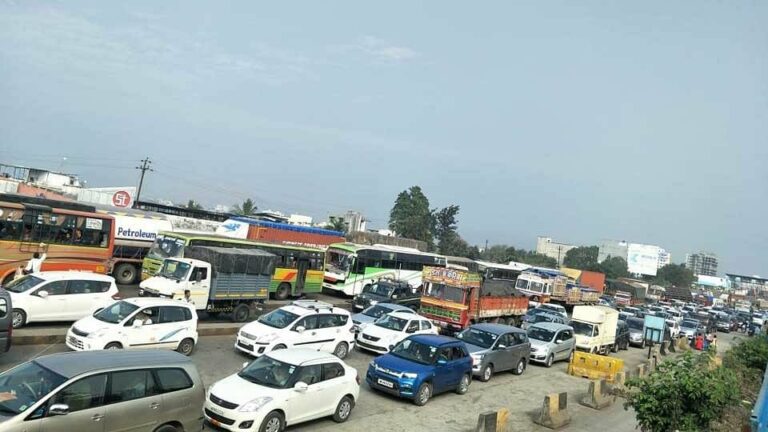 Long Weekend Rush Triggers Heavy Traffic Jam on Mumbai-Pune Expressway ...