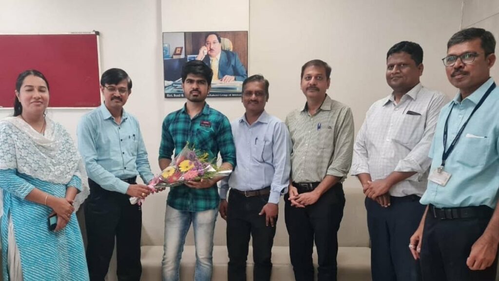 Pune: Mayur Patil Of Raisoni College Received Package Of Rs 45 Lakh ...