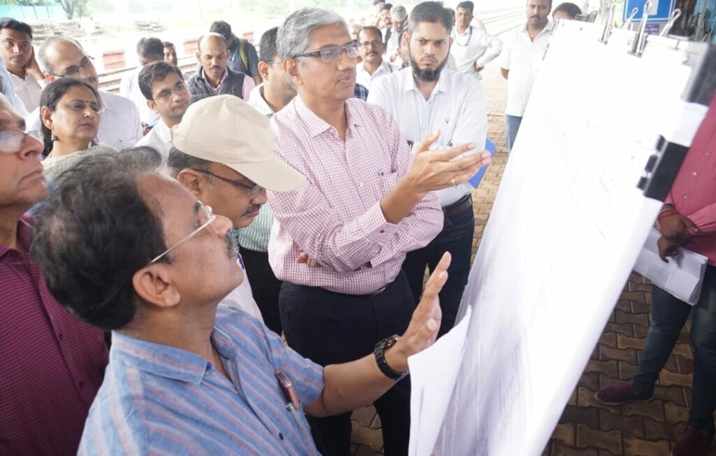 Pune: General Manager Inspects Hadapsar, Khadki Stations, Reviews Work ...