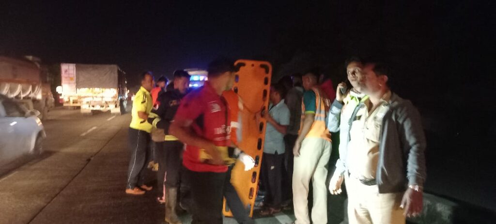 Pune: Tempo Driver Falls Into Chamber, Police And Devdoot Team Carry ...