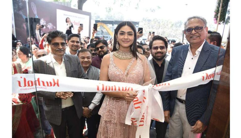 Pune: Bollywood Actress Mrunal Thakur Inaugurates Jewellery Store In ...