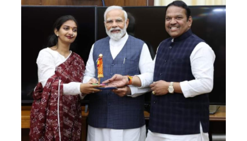 Pune Woman On World Tour In Traditional Saree Meets PM Modi - Punekar News