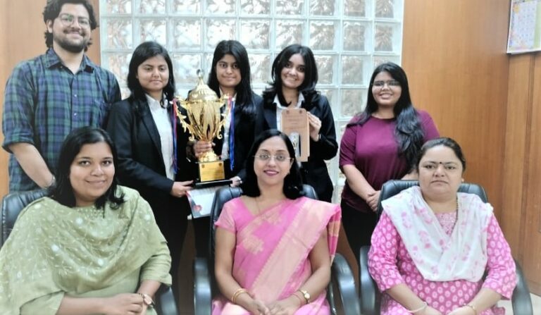 Successful Winner Students Felicitated at Bharati Vidyapeeth's New Law ...