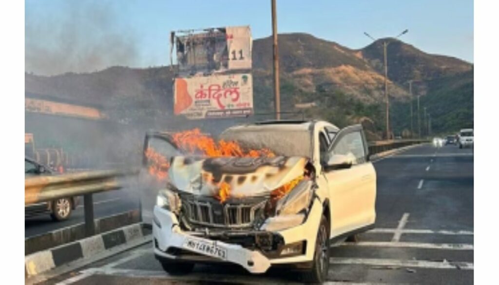 Pune: Four-Wheeler Caught Fire After Hitting Truck - Punekar News