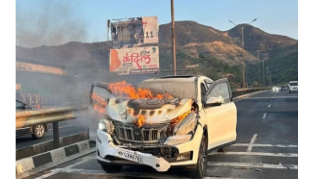 Pune: Four-Wheeler Caught Fire After Hitting Truck - Punekar News