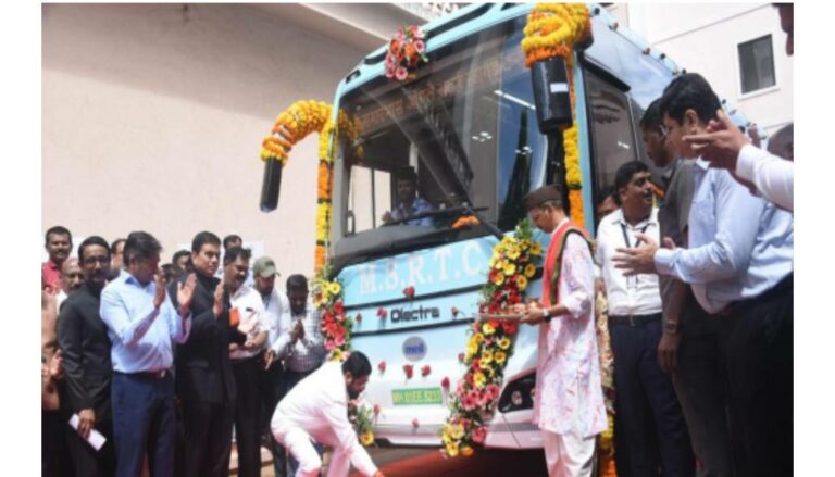 Maharashtra Chief Minister Flags Off E-Shivneri Bus Service on Mumbai ...