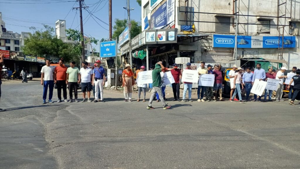 Pune: Citizens Form Human Chain To Demand Civic Facilities in NIBM Road ...