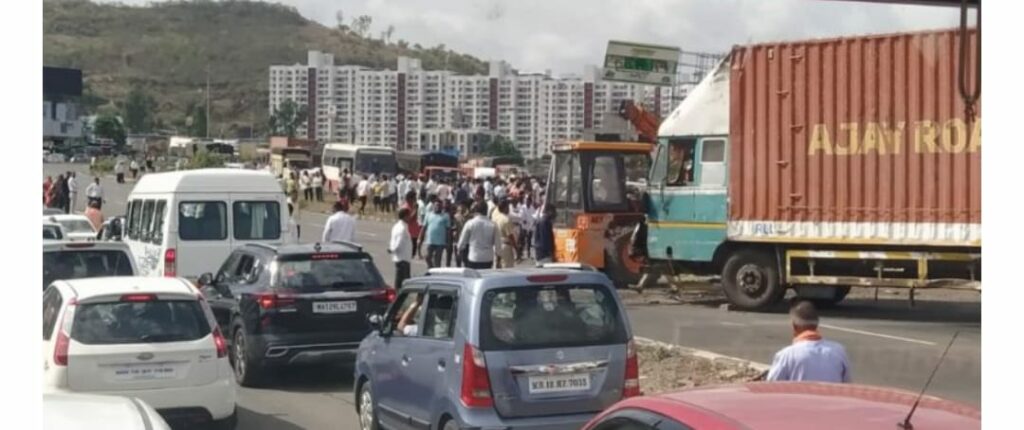 Pune-Bangalore Highway Turns Into Gridlock After Multi-Vehicle Crash At Khed Shivapur - Punekar News