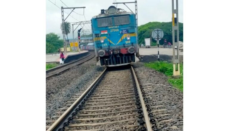 Pune: Signaling Works Between Hadapsar and Loni Impact Train Services ...