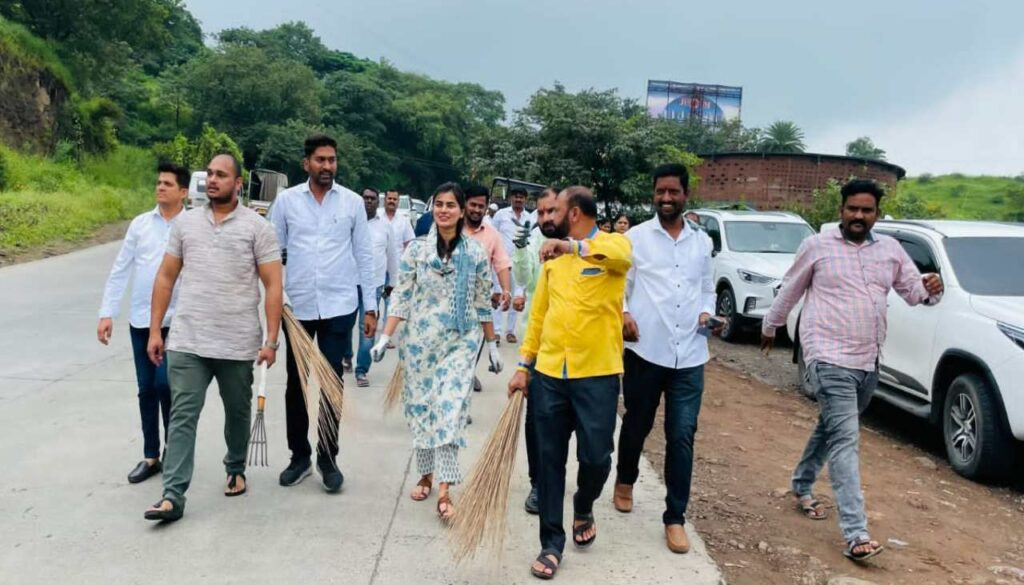 Pune: Cleanliness Drive Launched by BJP Mulshi Taluka and Youth Wing in ...