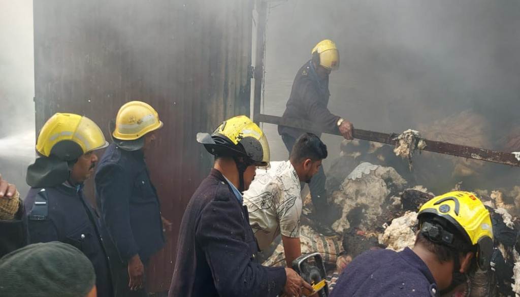 Pune: Fire Breaks Out at Ganesh Peth Mattress Factory, Fire Brigade On ...