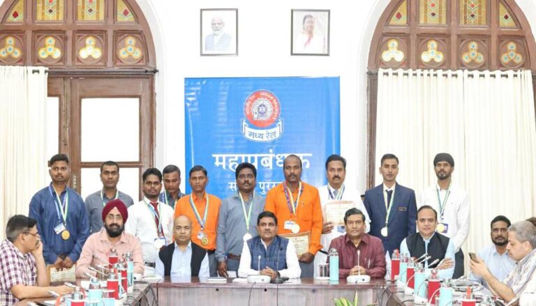 General Manager’s Safety Award for 10 Staff of Central Railway out of ...