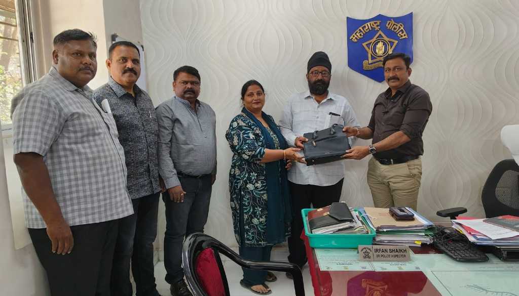Pune Railway Police Recovers Purse With Valuables Worth Rs 8.77 Lakh ...