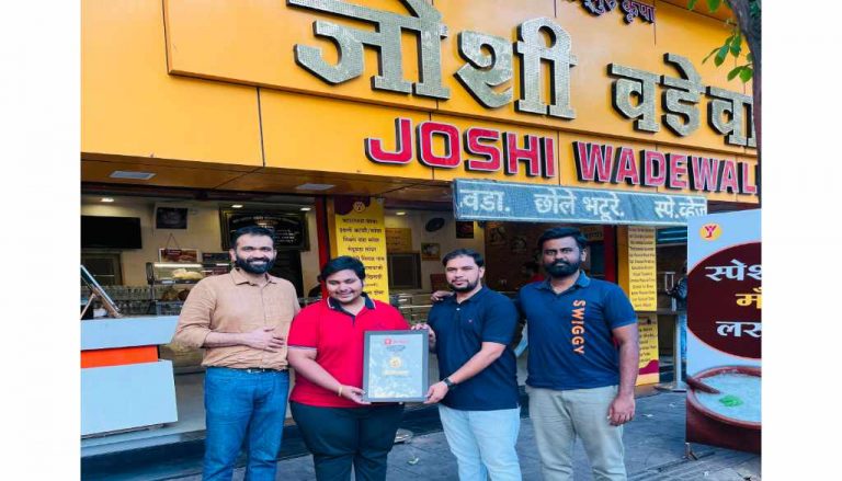 Pune: Joshi Wadewale Winning the Best in Vadapav Category Award at ...