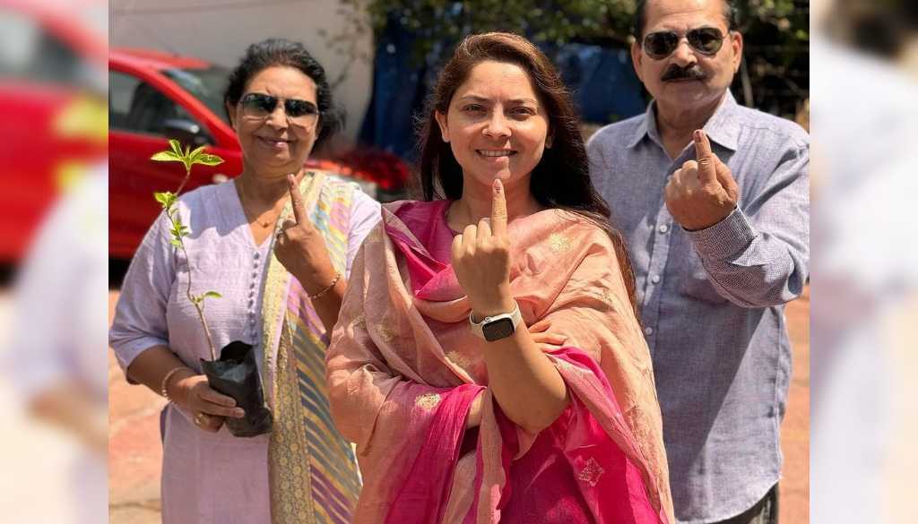 Pune: Marathi Actress Sonali Kulkarni Sets Example, Casts Vote in Maval ...