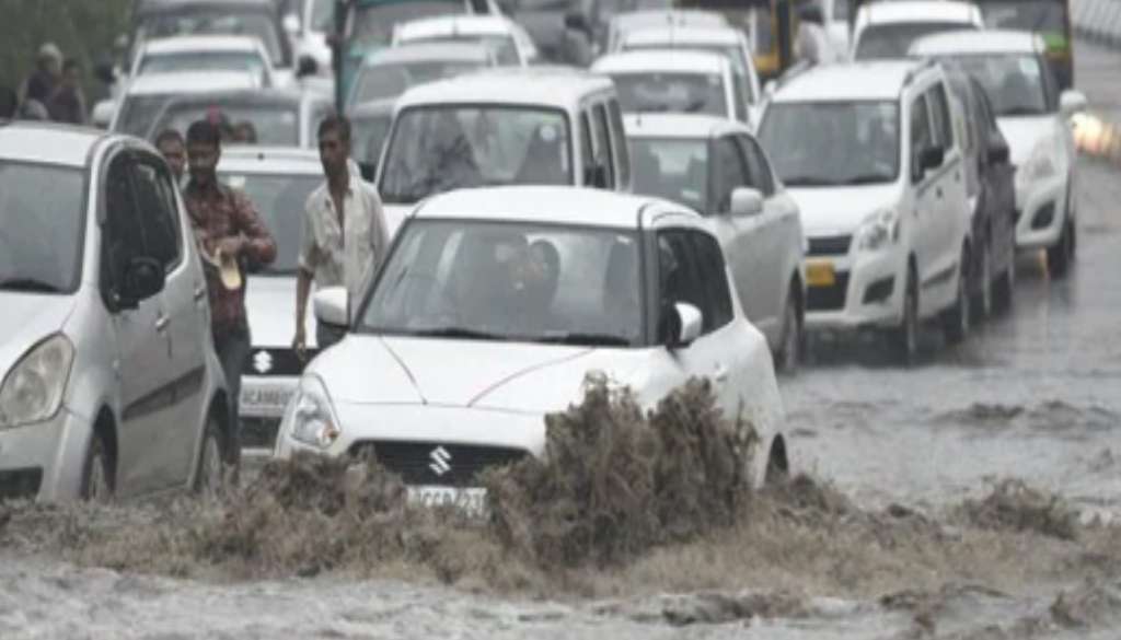 Heavy Rain Causes Traffic Jams And Flooding In Delhi-NCR - Punekar News