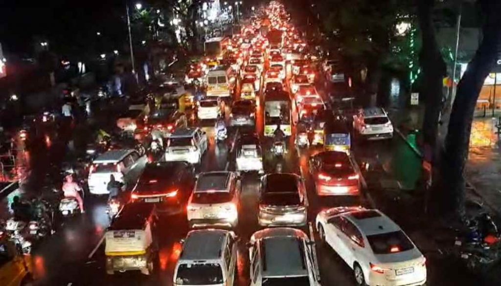 Pune: Heavy Traffic Jam on Jungli Maharaj Road Due to Closure of Baba ...