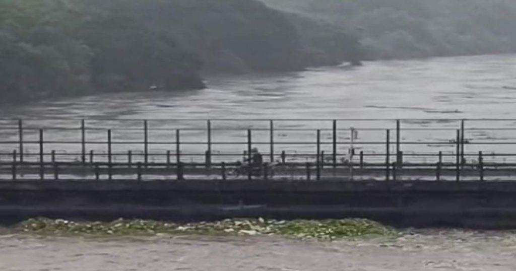 Heavy Rains and Dam Water Discharge Cause Flooding in Pune; Many ...