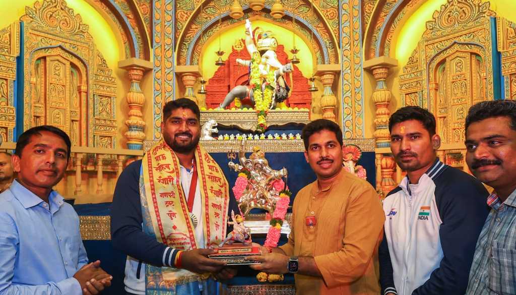 Pune: Punit Balan Group Rewards Paralympic Medalist Sachin Khilari with ...