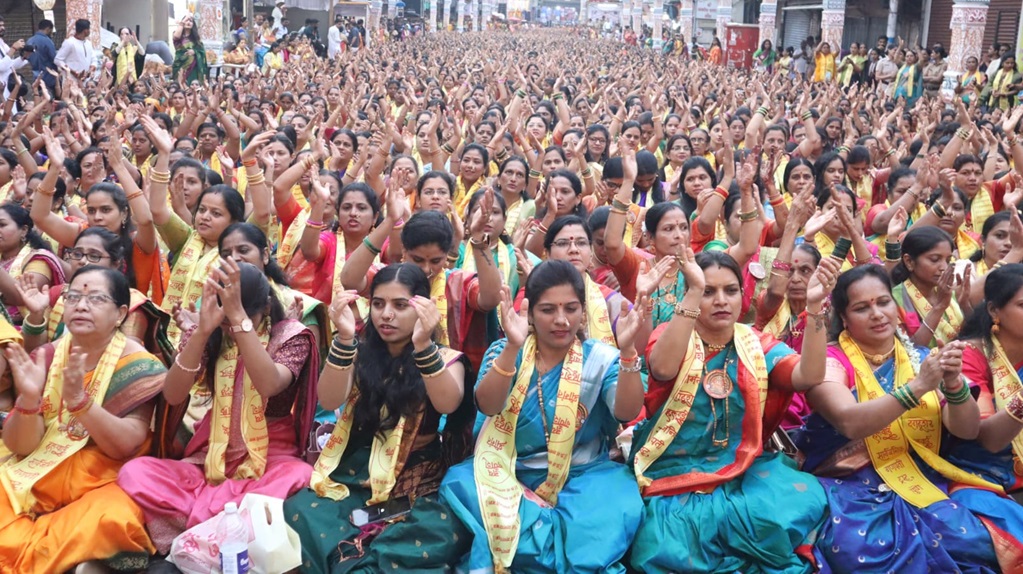 35,000 Women Recite Atharvashirsha and Perform Mahaarti at Dagdusheth ...