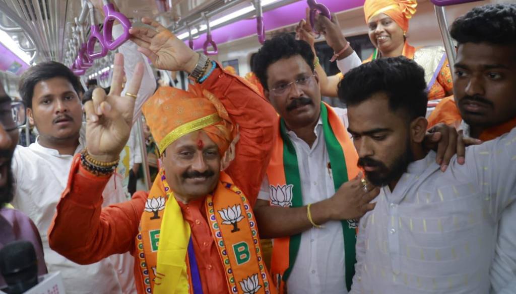 Hemant Rasane Travels In Pune Metro For Filling Nomination for Kasba ...
