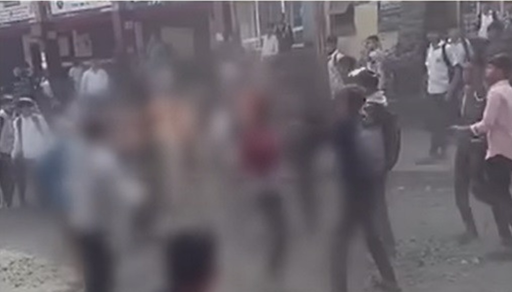 Pune: Freestyle Fight Between College Students at Lonavala Bus Stand ...