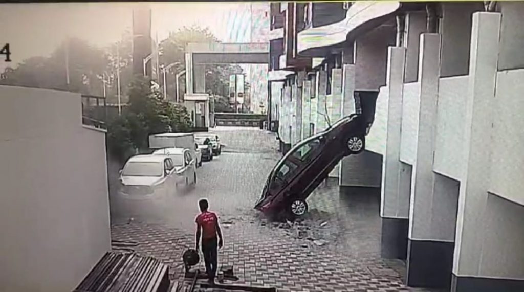 Pune: Car Falls from First-Floor Parking in Viman Nagar - Punekar News