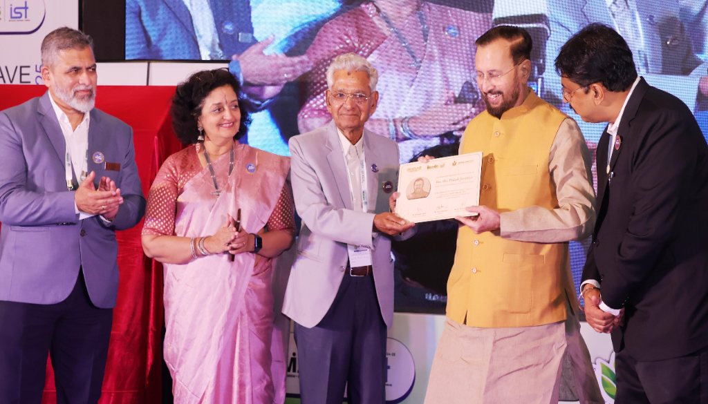 Pune:'Net Zero Accelerators' Honored at Green Conclave-2025 - Punekar News