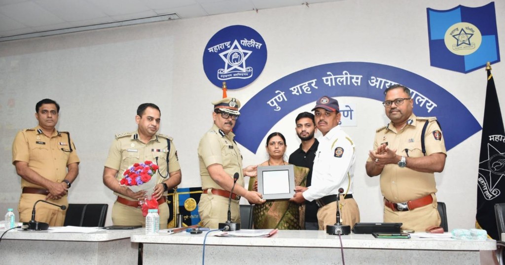 Pune Police Commissioner Amitesh Kumar Praises Constable for Protecting ...