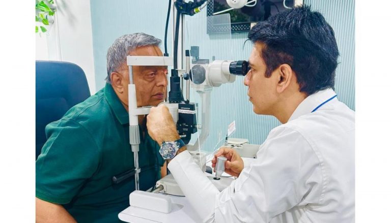 Pune's ophthalmologist successfully implanted an AI-driven intraocular ...