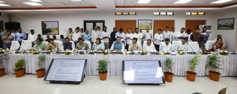 Pune Division Hosts High-Level Railway Meeting with MPs from Pune and ...