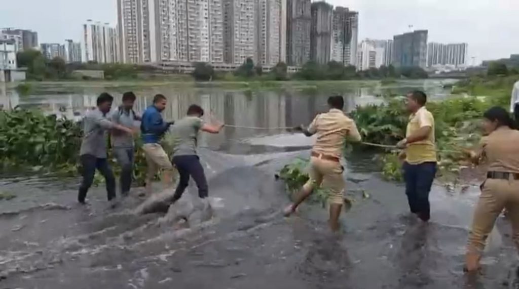 Pune Police Rescue Man Stranded on Mula-Mutha Barrage Amid Rising Water ...