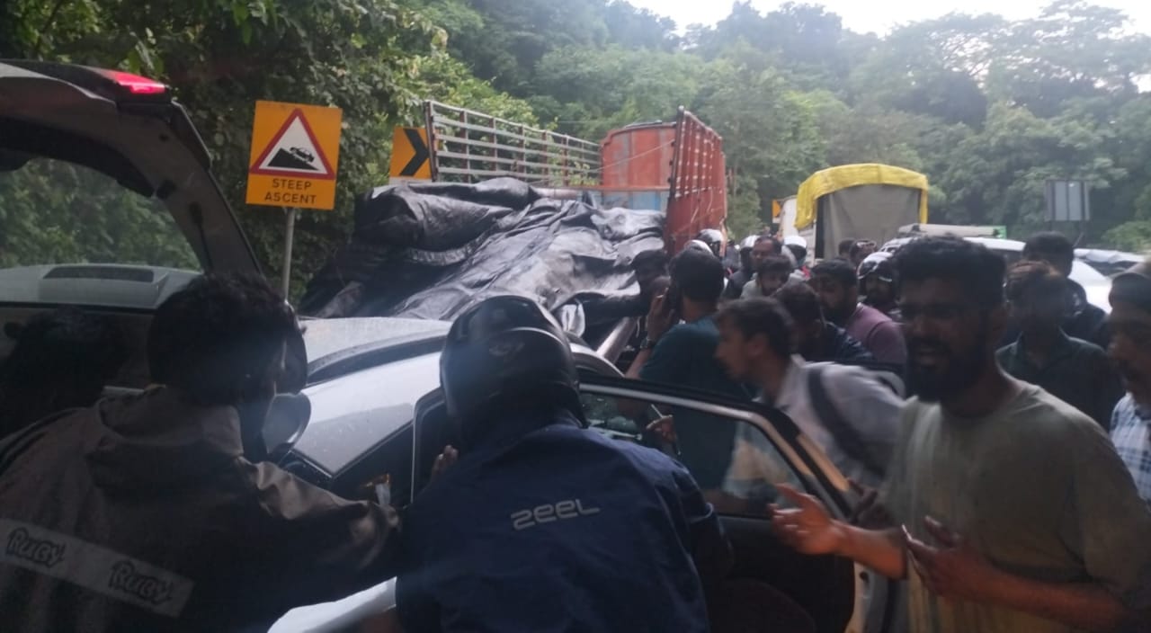 Accident on Mumbai-Pune Expressway Near Khopoli Ghat; Steel Pipes Fall ...
