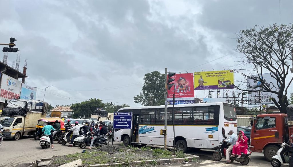 Pune: Daily Traffic Chaos at Khadi Machine Chowk on Kondhwa–Katraj Road - Punekar News