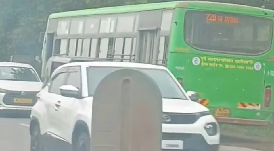 Pune: PMPML Bus Sparks Chaos by Driving on the Wrong Side Amid Heavy Traffic - Punekar News