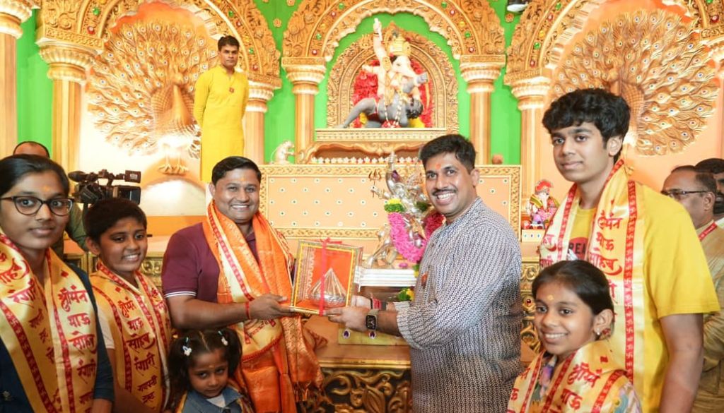 Grand Aarti of Shrimant Bhausaheb Rangari Ganpati Draws Celebrities and ...